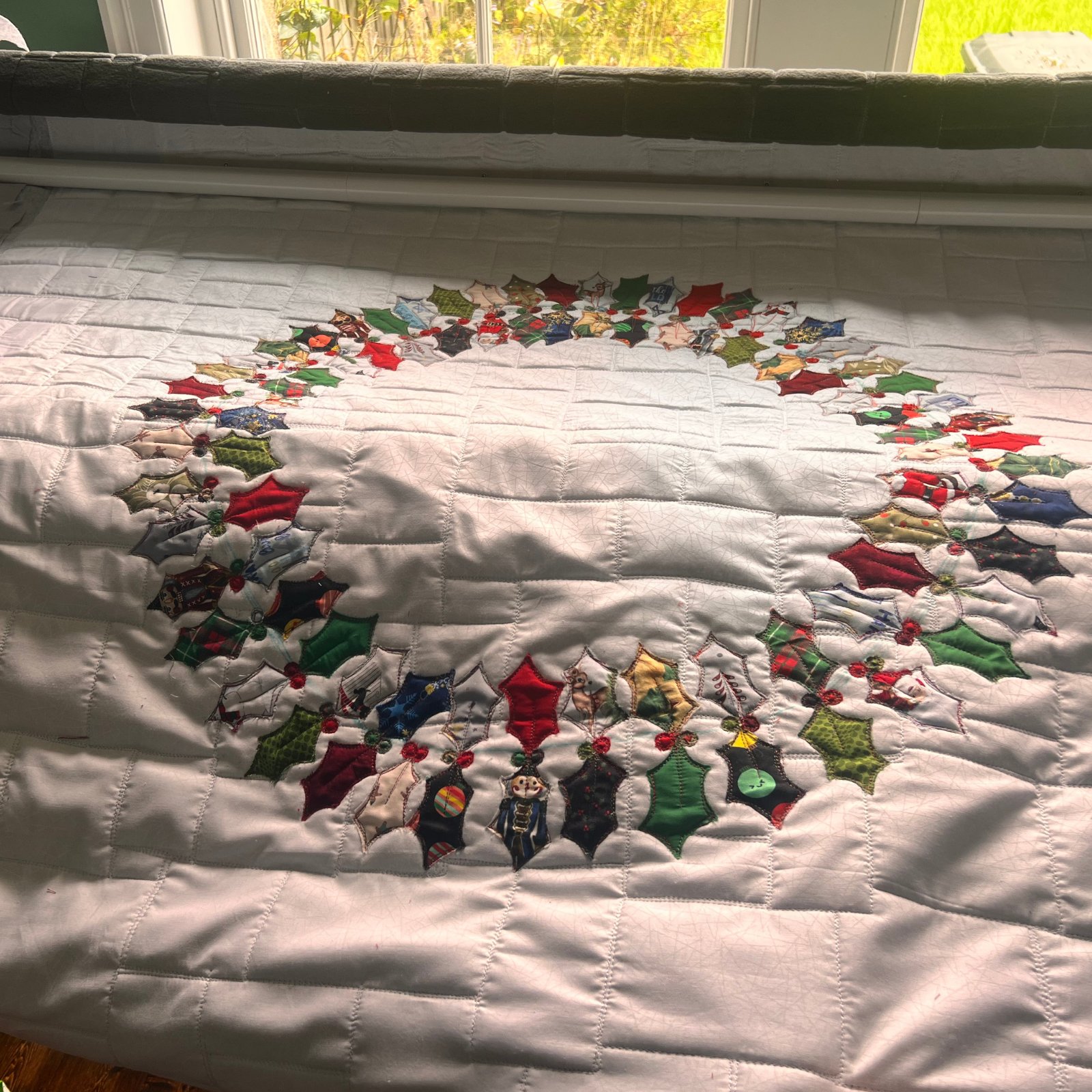 Free Christmas Wreath Quilt Pattern - Scrap Fabric Love