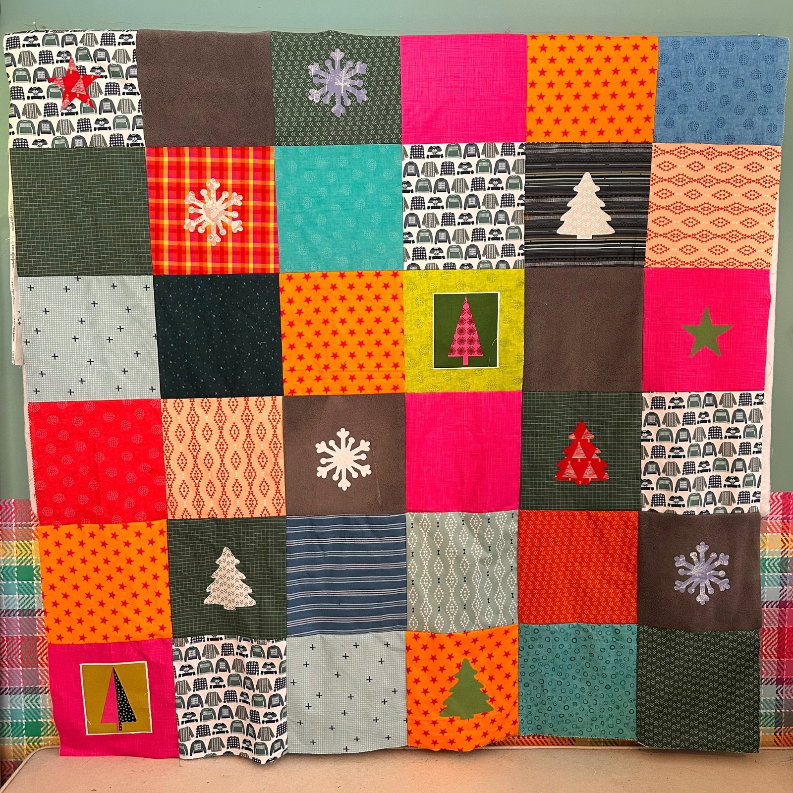 Christmas Layer Cake Quilt - Free Pattern - Scrap Fabric Love